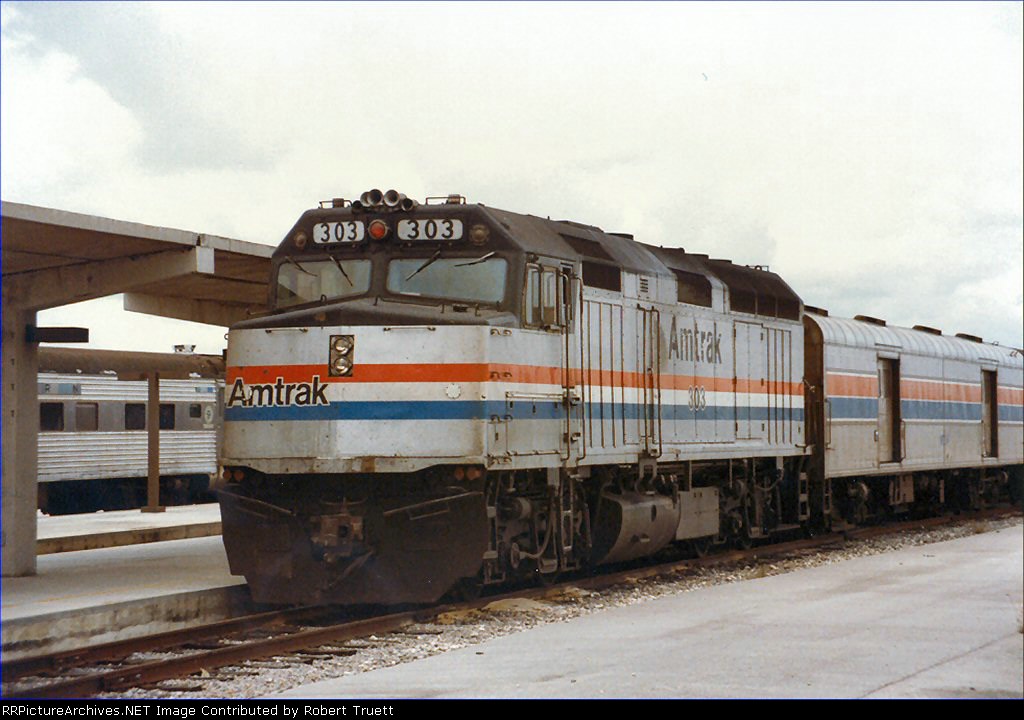 AMTK 303 waiting to take the Silver Star north
